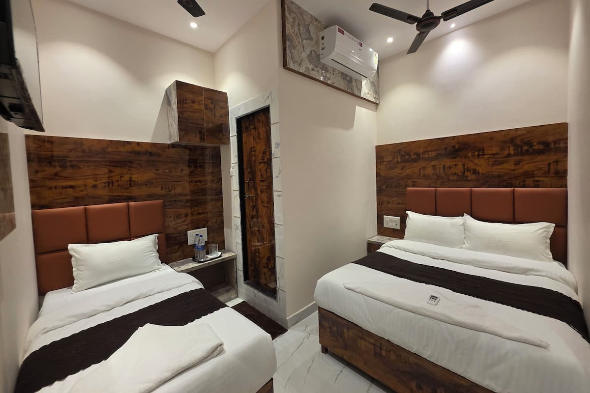 Quarto Triplo Deluxe | Secretária, secretária adequada para computadores portáteis