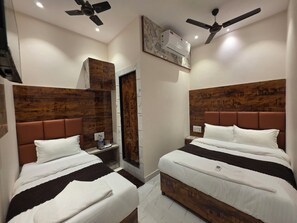 Quarto Triplo Deluxe | Secretária, secretária adequada para computadores portáteis