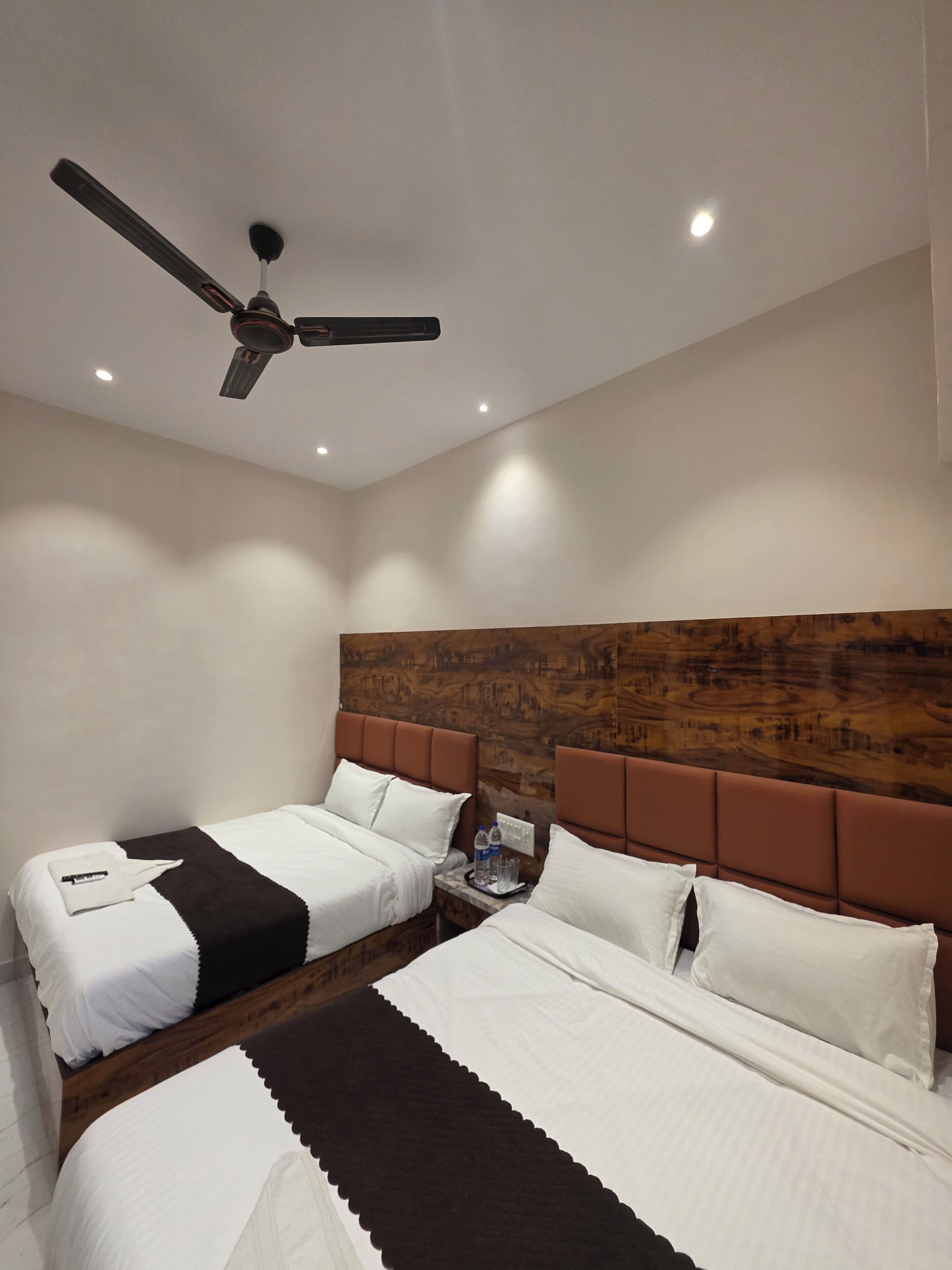 Quarto Quádruplo Deluxe | Secretária, secretária adequada para computadores portáteis 