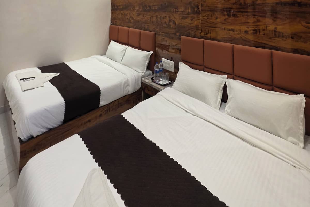 Quarto Quádruplo Deluxe | Secretária, secretária adequada para computadores portáteis