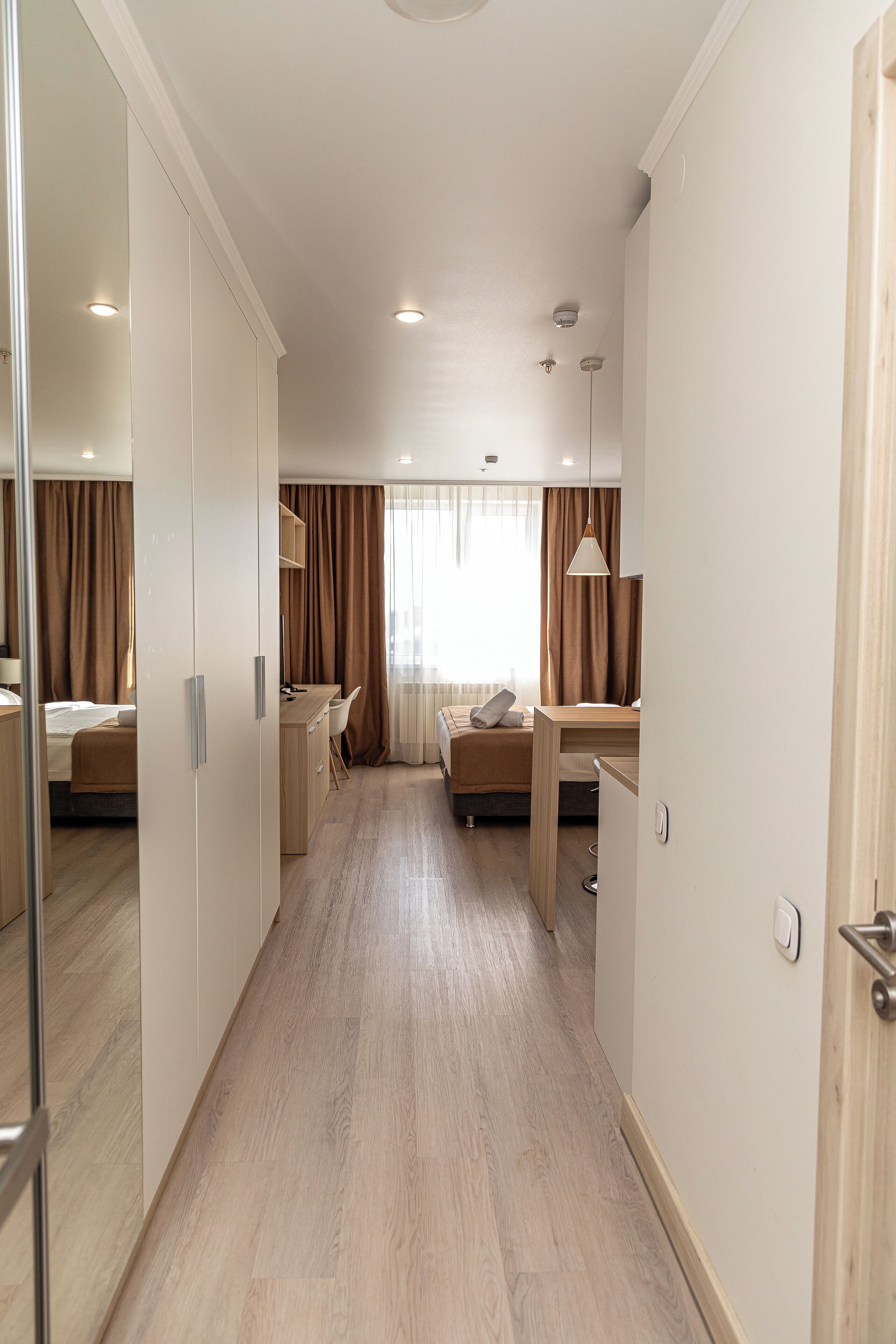 Roupas de cama premium, escrivaninha, espaço de trabalho para notebook