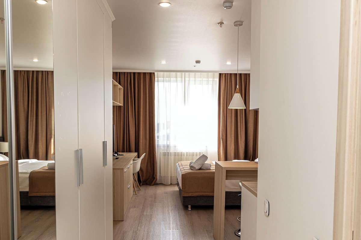 Roupas de cama premium, escrivaninha, espaço de trabalho para notebook