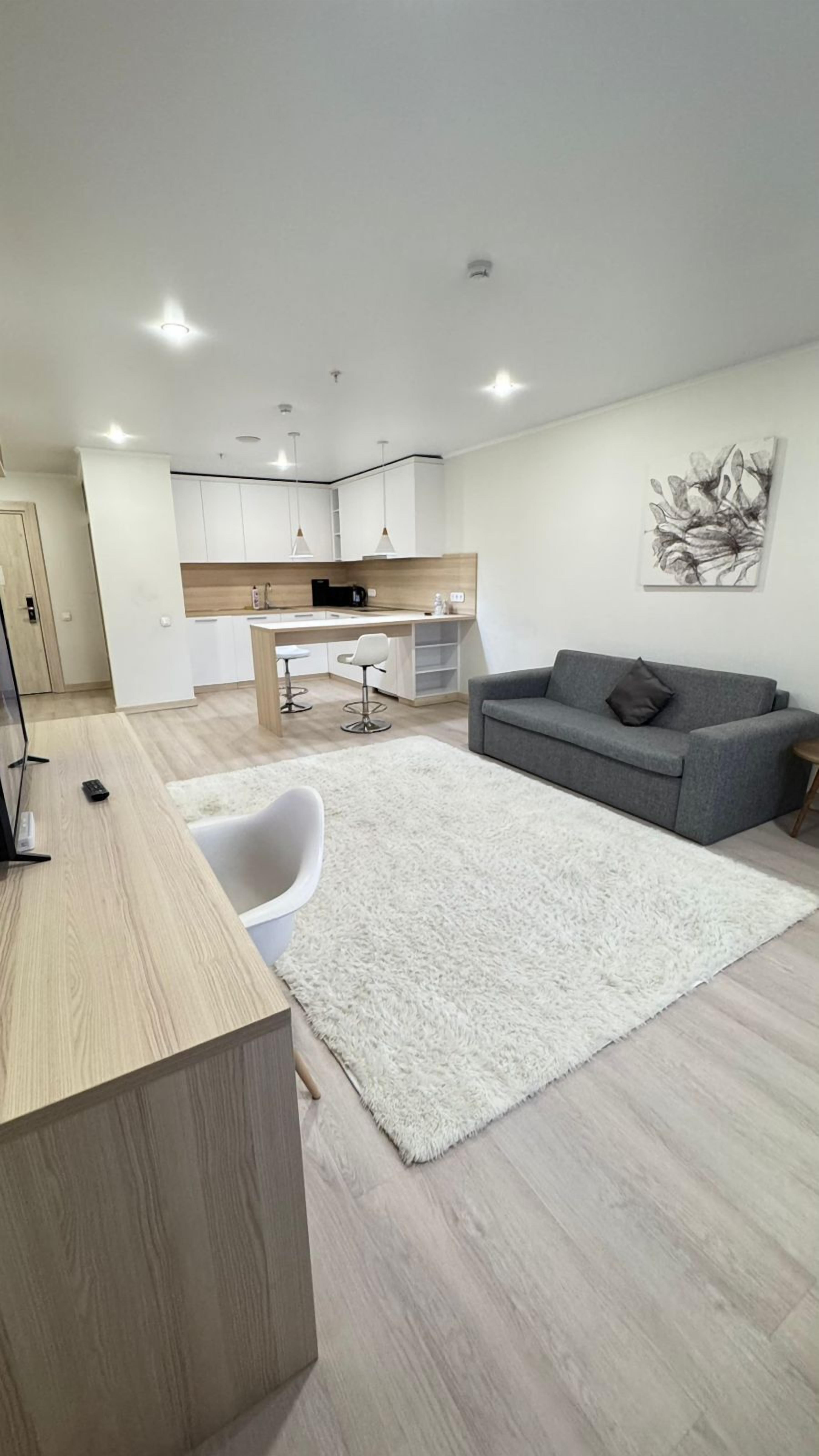 Quarto quádruplo superior | Roupas de cama premium, escrivaninha, espaço de trabalho para notebook