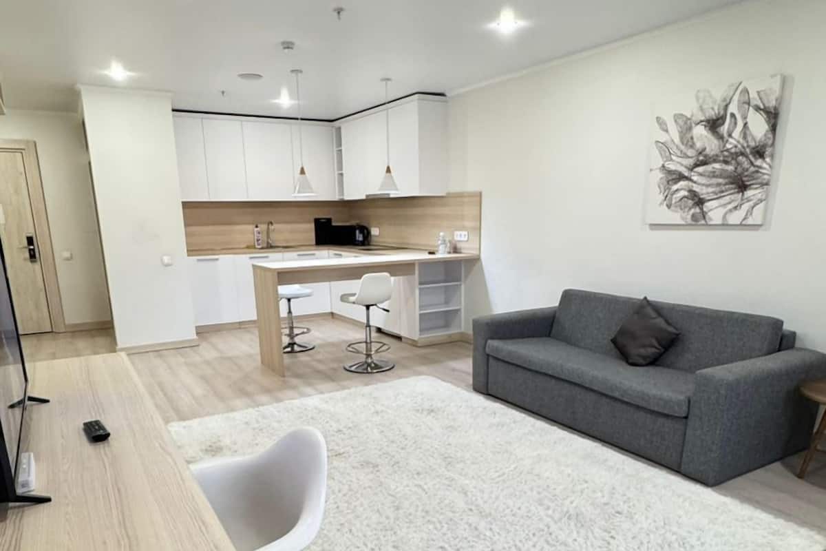 Quarto quádruplo superior | Roupas de cama premium, escrivaninha, espaço de trabalho para notebook