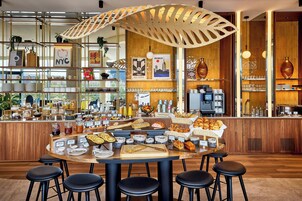 Pequeno-almoço tipo buffet diário (21 EUR por pessoa) 