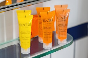 Uma prateleira com várias embalagens de produtos capilares Nectar.
