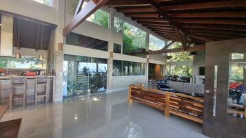 Casa Lua de Mel, lareira, vista para a praia | Restaurantes