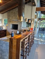 Casa lua de mel, lareira, vista para a praia | Cozinha privada | Geladeira, micro-ondas, fogão, cooktop