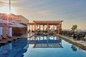 3 bares/lounges, 2 bares junto à piscina 