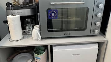 Minifrigorífico, uma cadeira de bebé, utensílios de cozinha