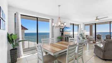 Apartamento Signature em Condomínio Fechado, vista para a praia | Refeições no quarto