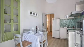 Apartamento Familiar, 2 quartos, cozinha | Cozinha privada | Uma chaleira elétrica, uma torradeira