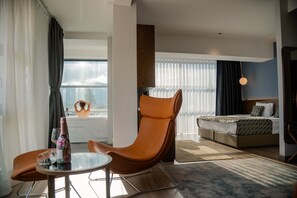 Suite Deluxe, vista para o lago | Secretária, quartos insonorizados, Wi-fi grátis 