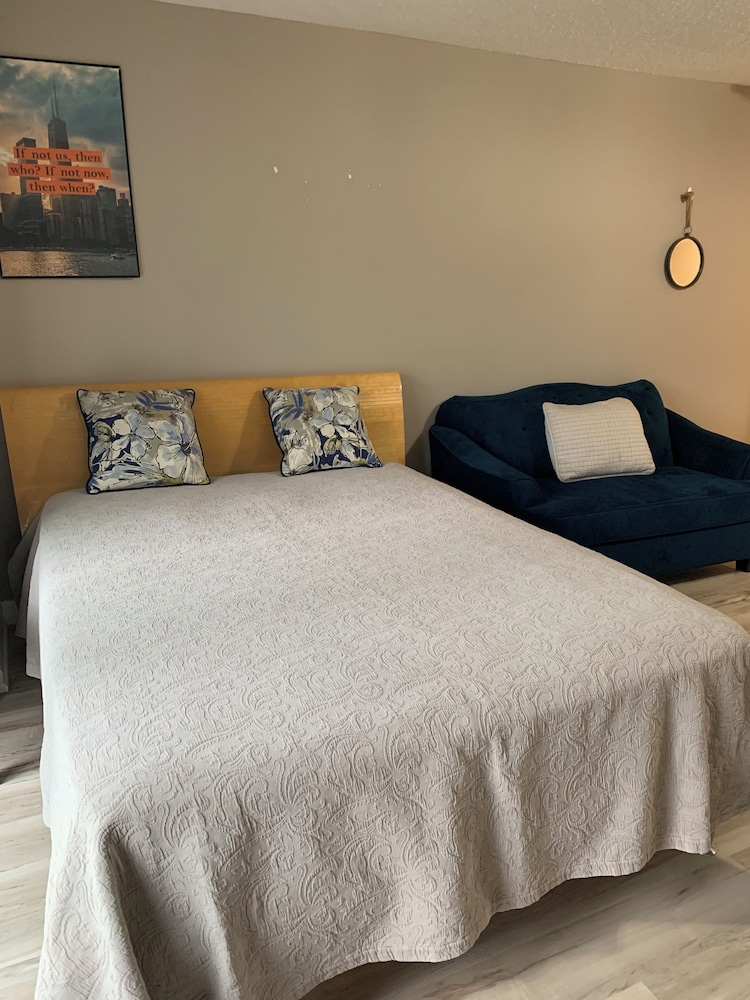 16 Studio bachelor apartment condo in the heart of Downtown Toronto ...