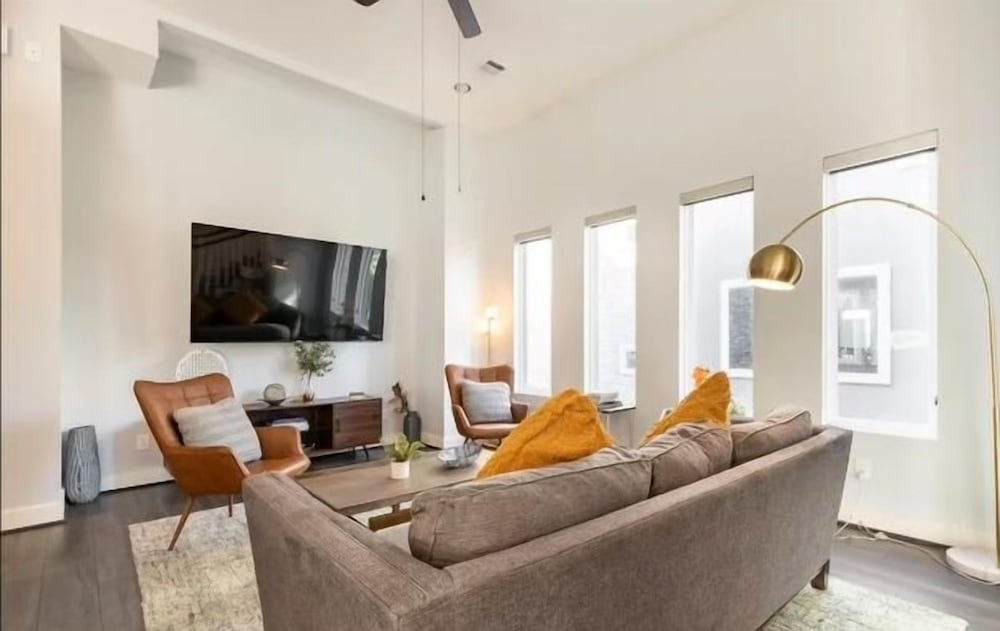 Sophisticated Urban Retreat With Skyline Views 3 Bedroom Home - Toyota Center