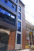 Um edifício moderno com uma placa que diz "RESIDENCY".