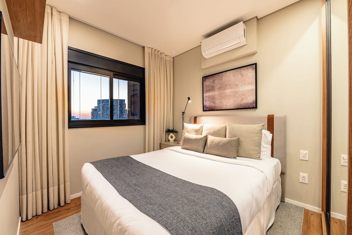 Apartamento básico | Roupas de cama premium, cortinas blackout, quartos à prova de som