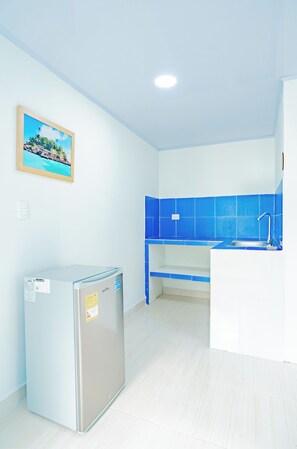 Quarto triplo família, sacada, vista para o pátio | Cozinha privada | Frigobar, cooktop, talheres/pratos/utensílios de cozinha