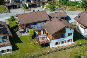 Uma área residencial com várias casas, cada uma com varanda e telhado ladrilhado.