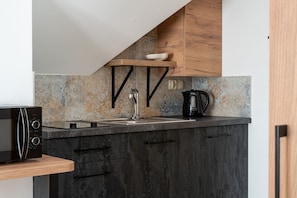 Quarto casal econômico | Cozinha privada | Geladeira, chaleira elétrica, produtos de limpeza