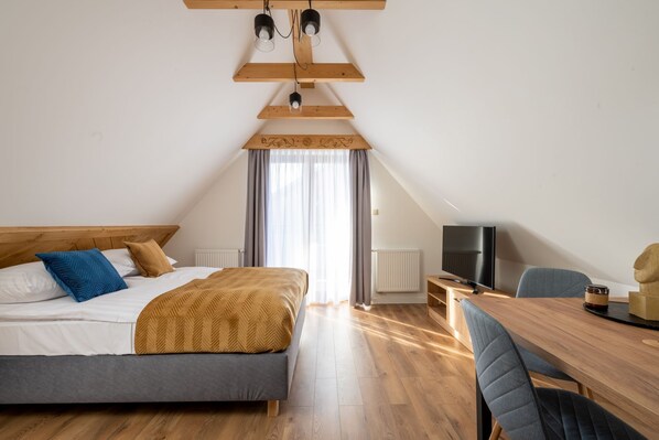 Quarto casal econômico | Espaço de trabalho para notebook, Wi-Fi de cortesia, roupa de cama