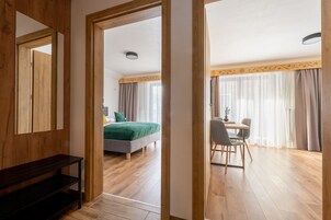 Apartamento superior | Espaço de trabalho para notebook, Wi-Fi de cortesia, roupa de cama