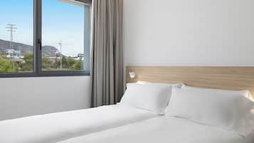 Quarto duplo | Frigobar, cofres nos quartos, escrivaninha, cortinas blackout
