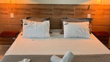 Suite Deluxe, banheira de hidromassagem, vista para o jardim | Secretária, secretária adequada para computadores portáteis