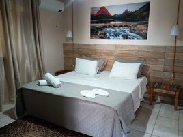 Chalé luxo | Escrivaninha, espaço de trabalho para notebook, Wi-Fi de cortesia