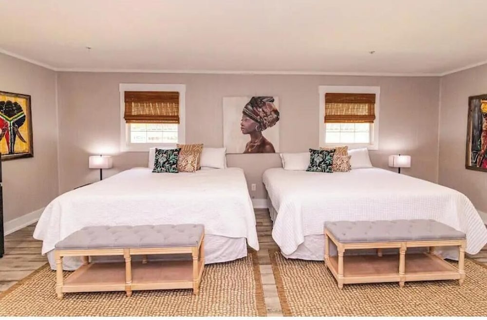 Caracul, A Cozy Stay For Four In The Lodge Of Karoo At Smith Mountain Lake - Smith Mountain Lake, VA