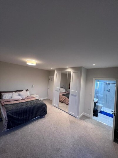 3br-3bath-central London-parking-petsok-fireplace