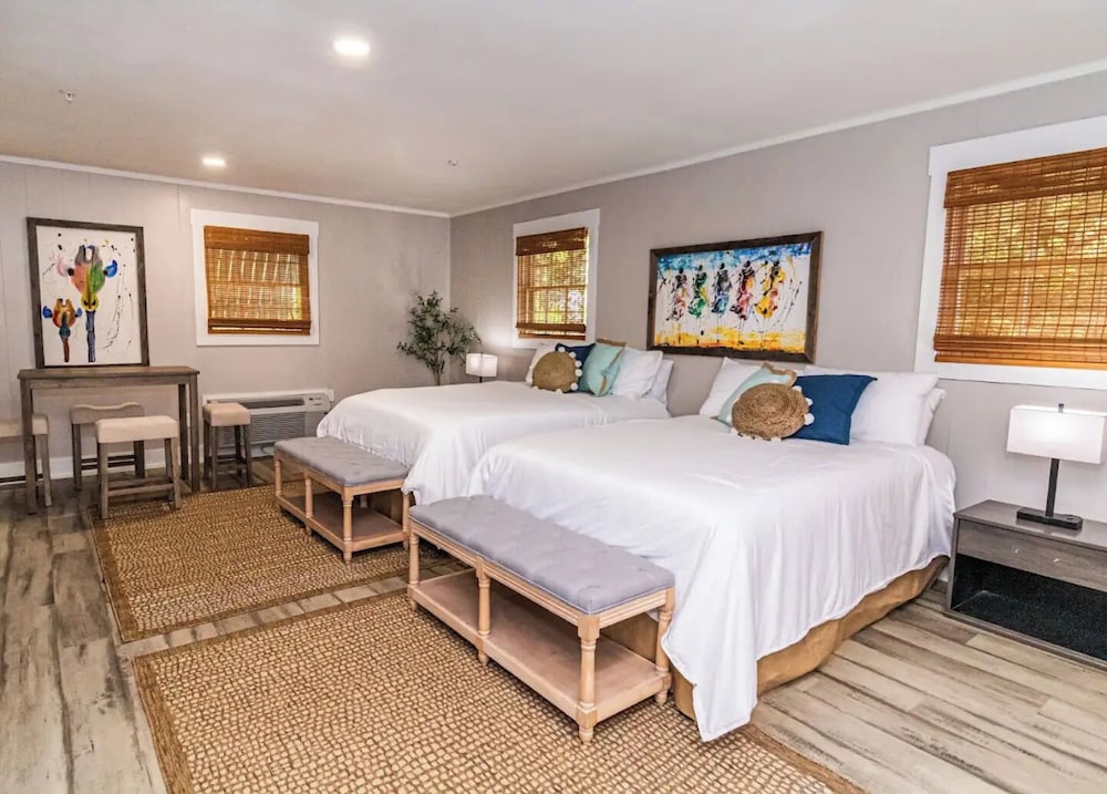 Virunga, A Cozy Stay For Four In The Lodge Of Karoo At Smith Mountain Lake - Smith Mountain Lake, VA