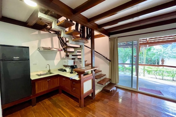 Villa Familiar, varanda, vista para o jardim | Cozinha privada | Um frigorífico/congelador grande, um micro-ondas, uma placa de cozinha