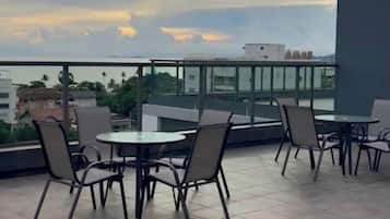 2 bares/lounges, um bar junto à piscina