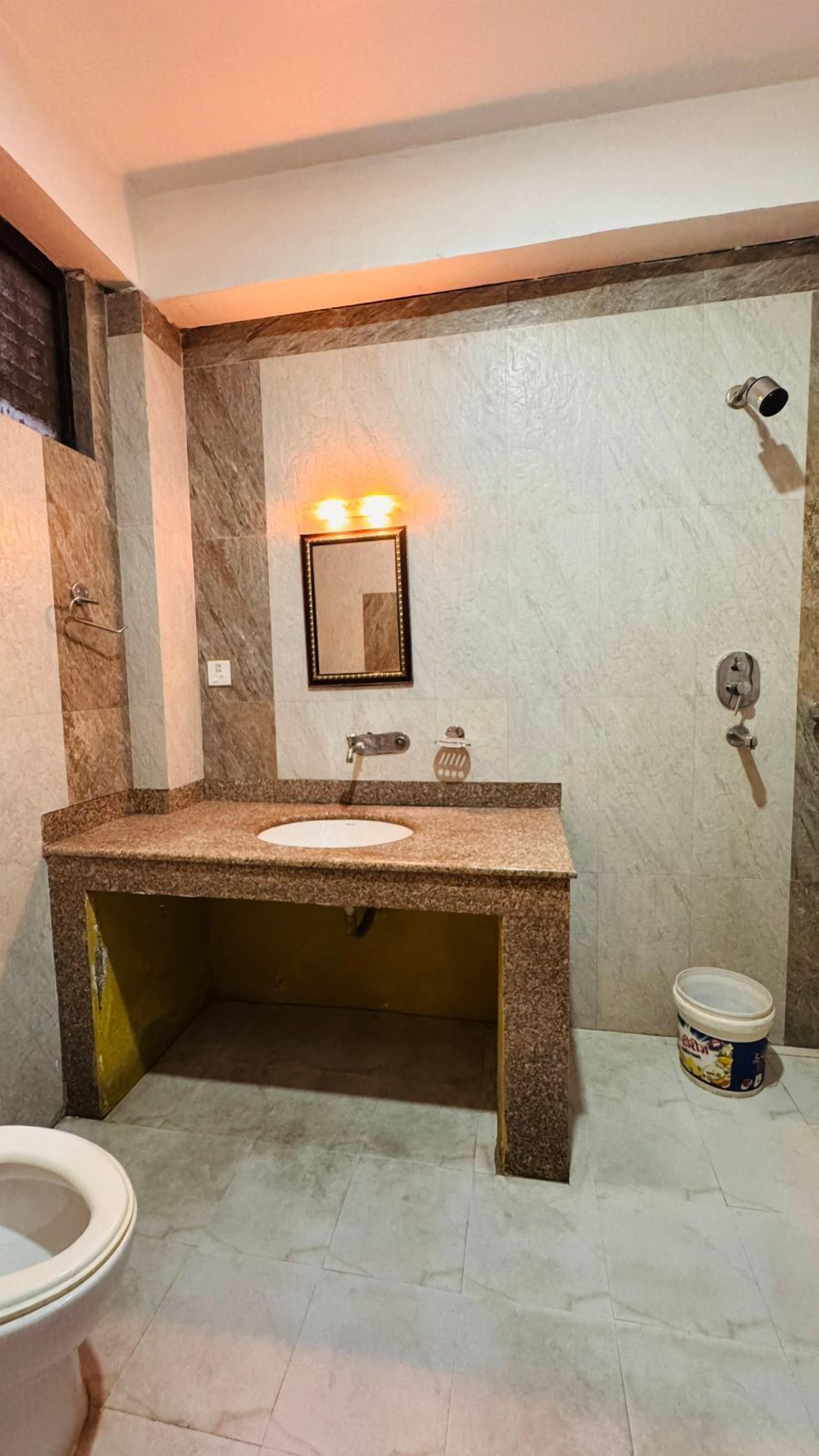 Dormitório compartilhado, somente para homens | Banheiro | Chuveiro, chinelos, sabonete, shampoo