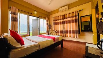 Quarto Duplo Deluxe, varanda, vista para o lago | Wi-fi grátis
