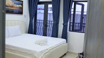 Apartamento Básico | Cofre no quarto, secretária