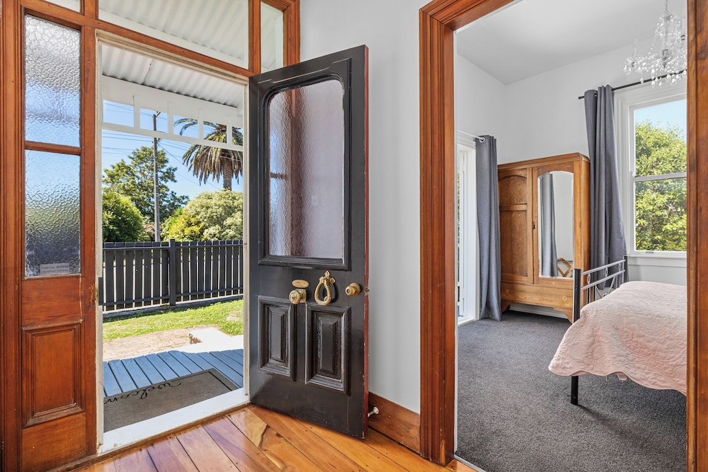 Cottage on Strasbourge: 2-minute walk to Martinborough Square, bikes ...