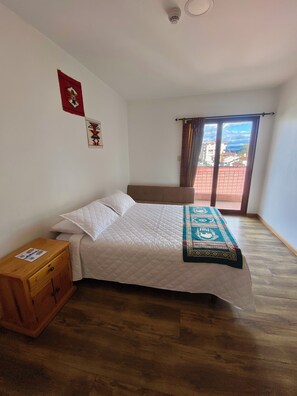 Quarto Individual Comfort, vista para o pátio | Secretária adequada para computadores portáteis, Wi-fi grátis 