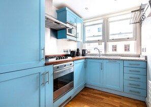 Apartamento | Cozinha privada | Uma cadeira de bebé 