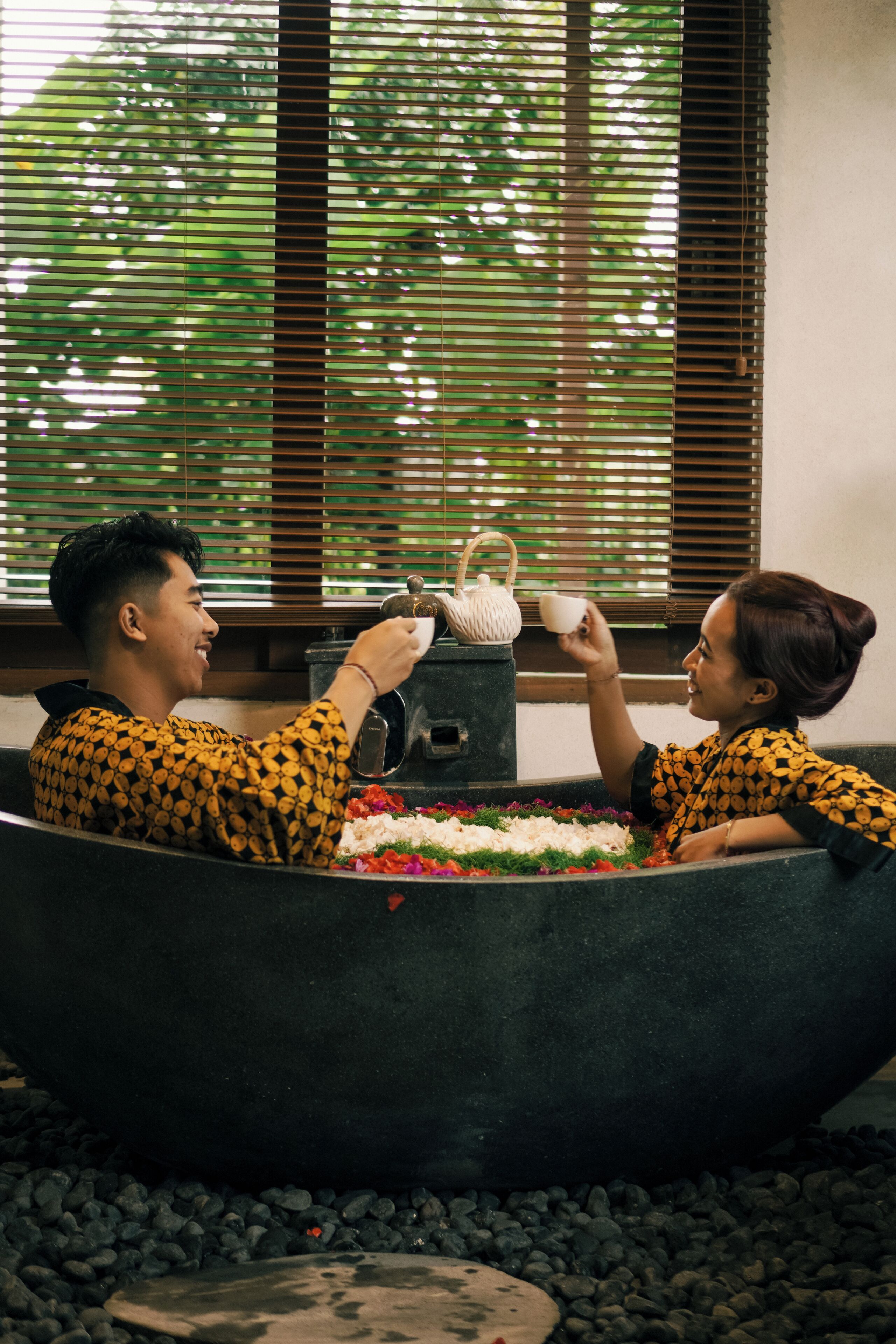 Um polibã e uma banheira separados, um secador de cabelo, roupões 