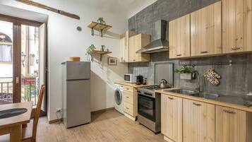 Apartamento Familiar, varanda | Cozinha privada | Uma chaleira elétrica