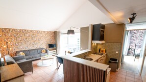 Um apartamento moderno com sala de estar, cozinha e sala de jantar.