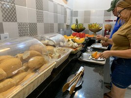 Café da manhã com buffet grátis todos os dias