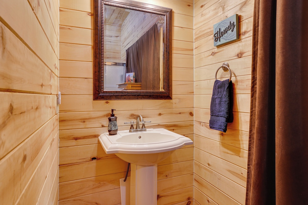 Hilltop Concan Cabin W/ Garner State Park Views! - Leakey, TX