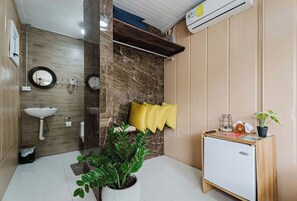 Quarto Standard, vista para o oceano | Casa de banho | Um polibã, um secador de cabelo, toalhas fornecidas, papel higiénico 