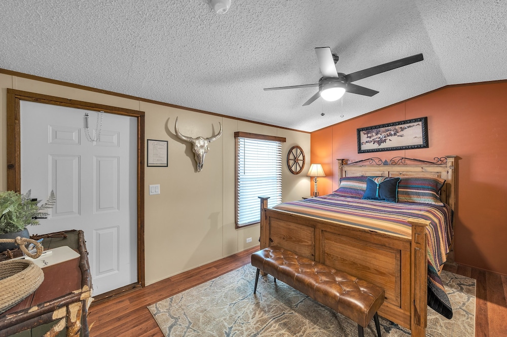 Wild Horses - 1 Bedroom Hotel Room By The Lodges At Fossil Creek - Oklahoma