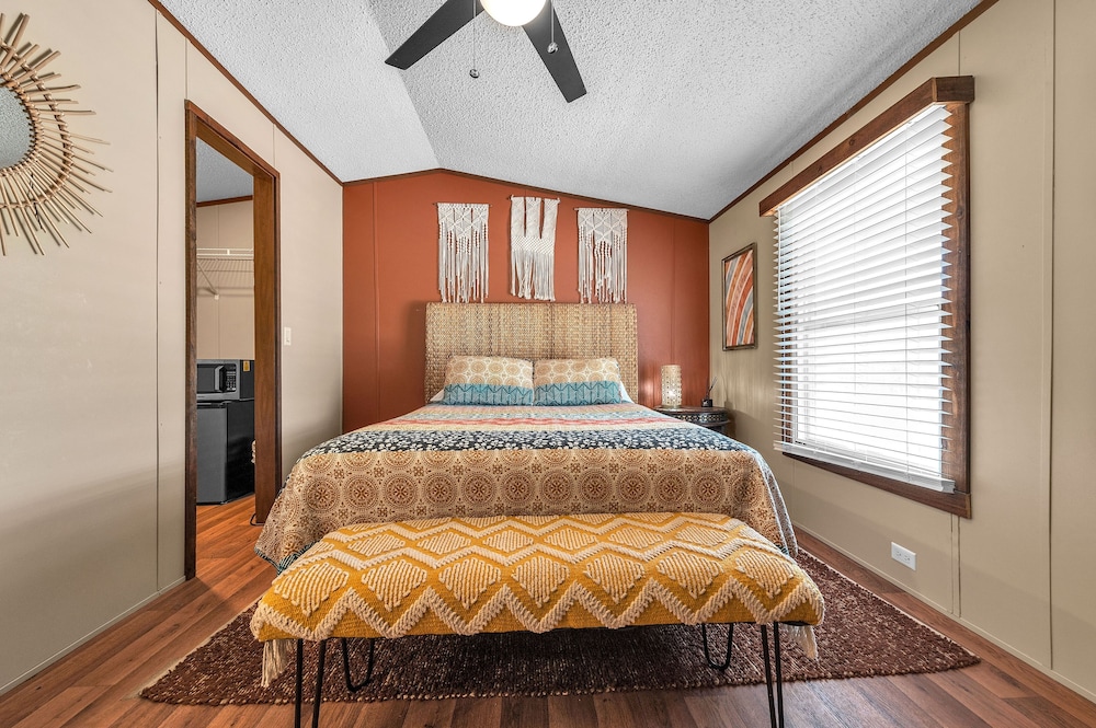 Bohemian Rhapsody - 1 Bedroom Hotel Room By The Lodges At Fossil Creek - Oklahoma