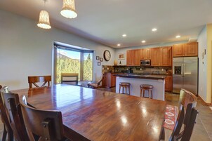 Apartamento em Condomínio Fechado, 3 quartos | Cozinha privada | Um frigorífico, um forno, uma cafeteira/bule, uma torradeira 