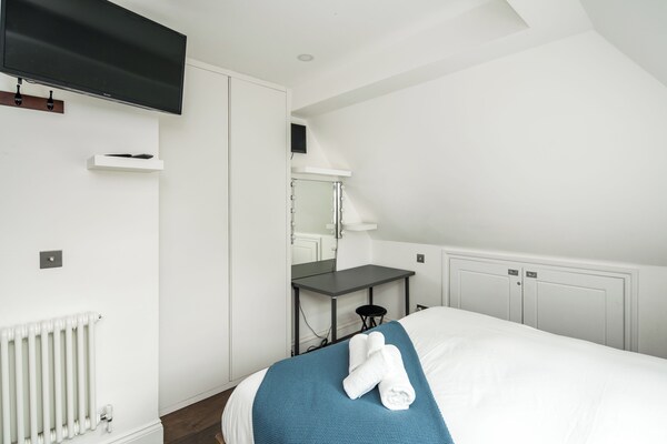 Sleek And Stylish 1bd Apt W/ Balcony, Hammersmith - London